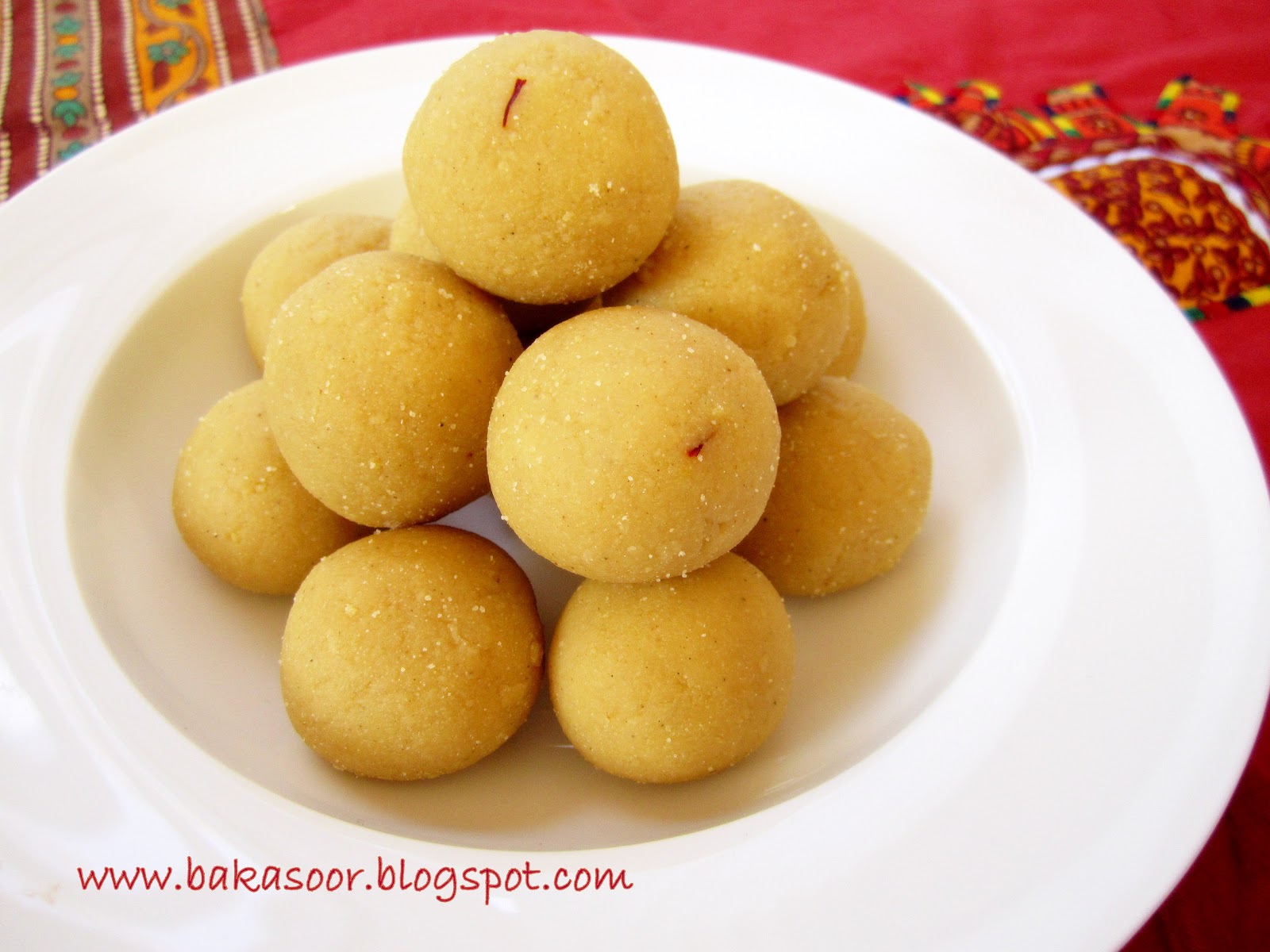 BaKaSoor..: Rava Besan Ladoo