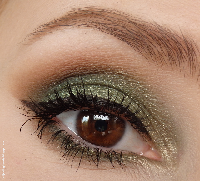 Forest green eye makeup - Adjusting Beauty