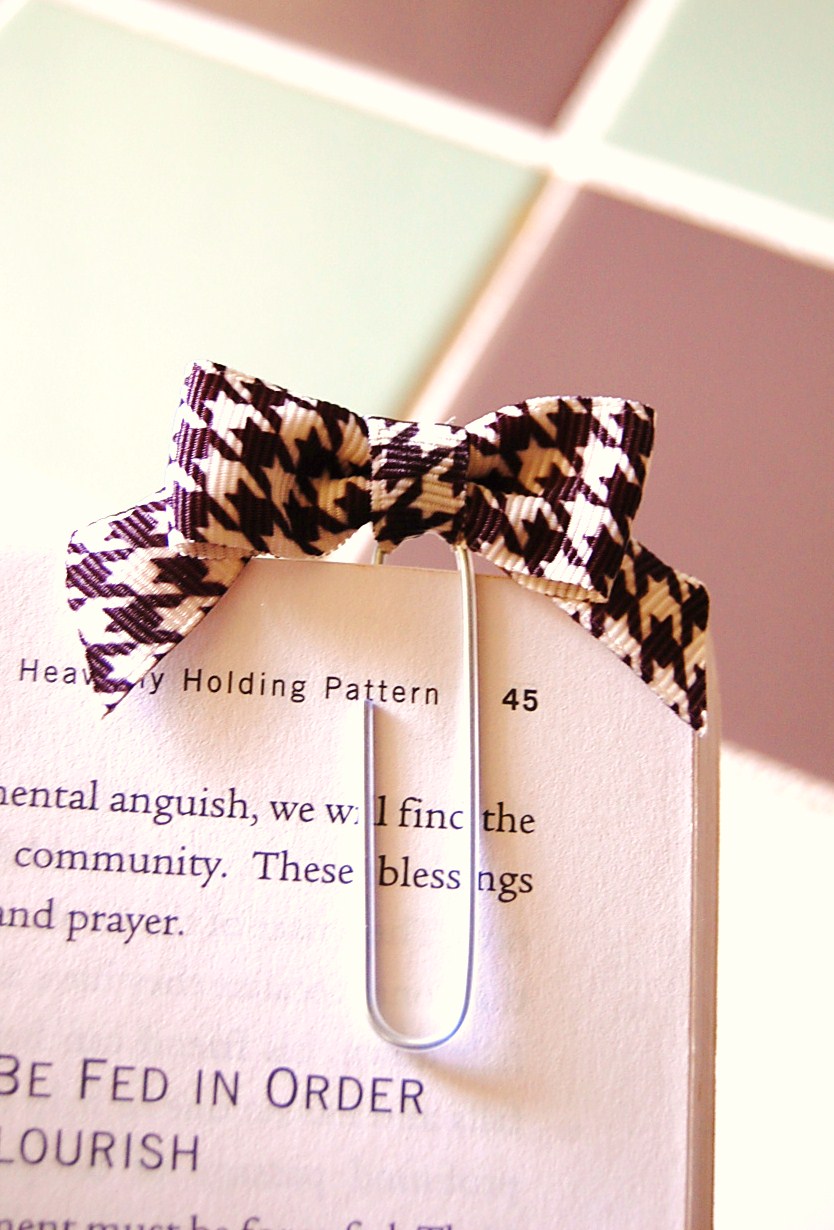 Mommy Monologue: DIY Wednesday--Bow Bookmarks