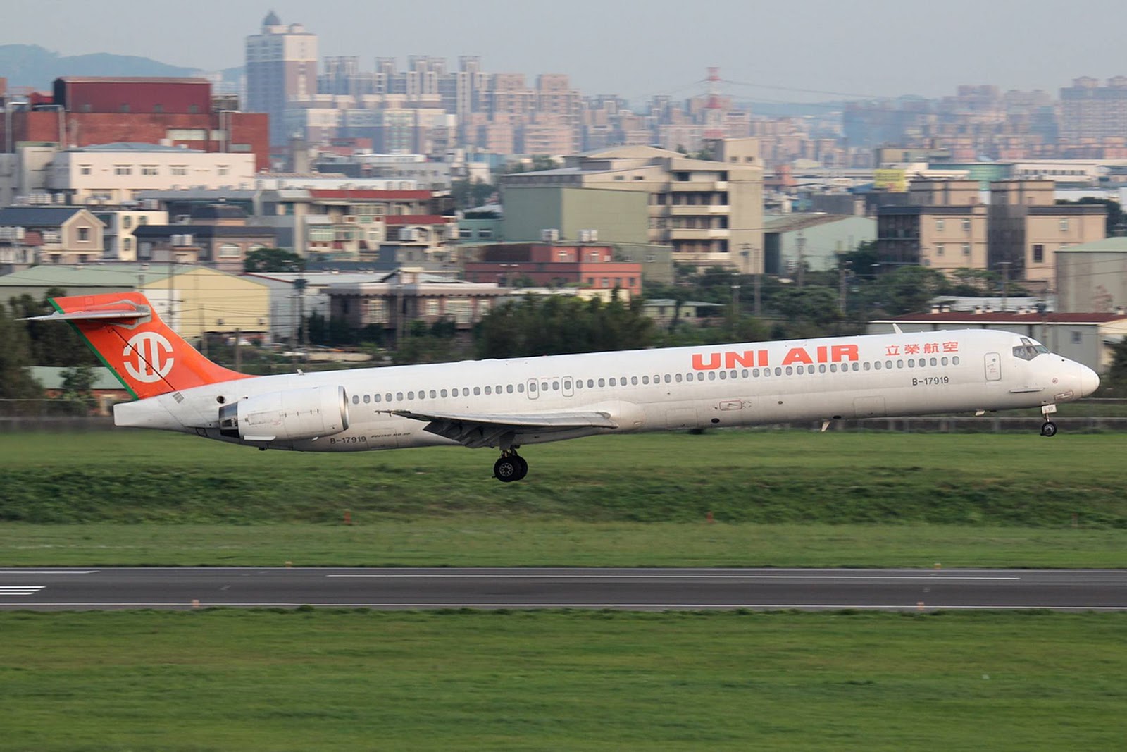 Charles Ryan's Flying Adventure: My First MD-90 Joyride - Uni Air