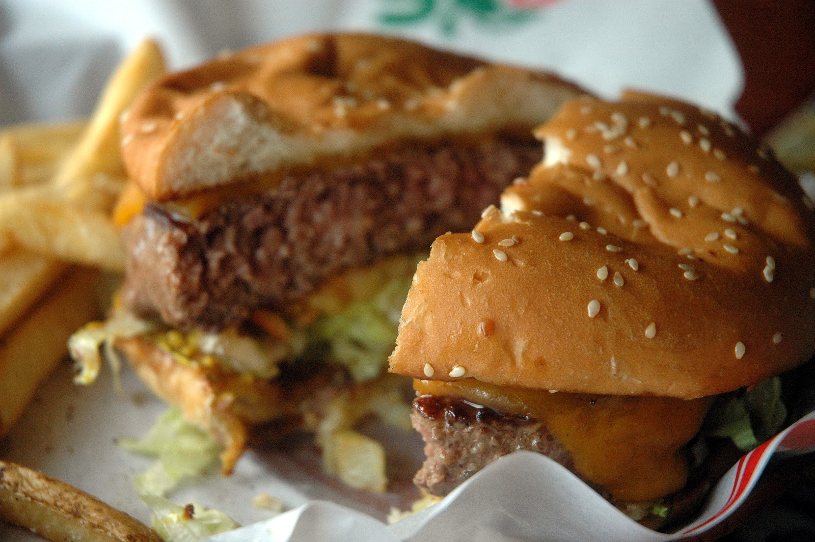 DUDE FOR FOOD: Chili's Classic Oldtimer with Cheese