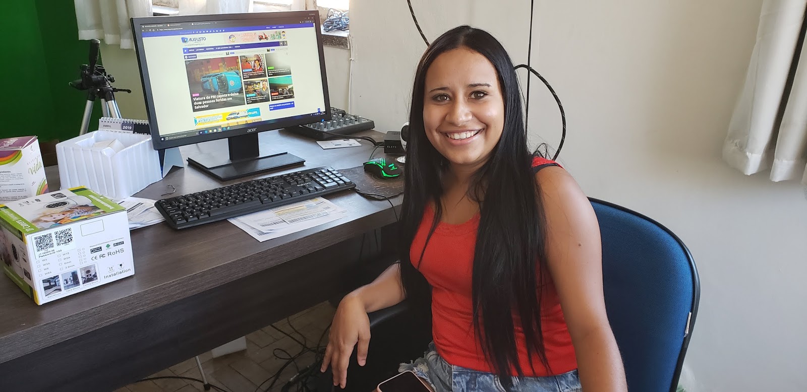 Cris Melo visitando a redação do site Augusto Urgente