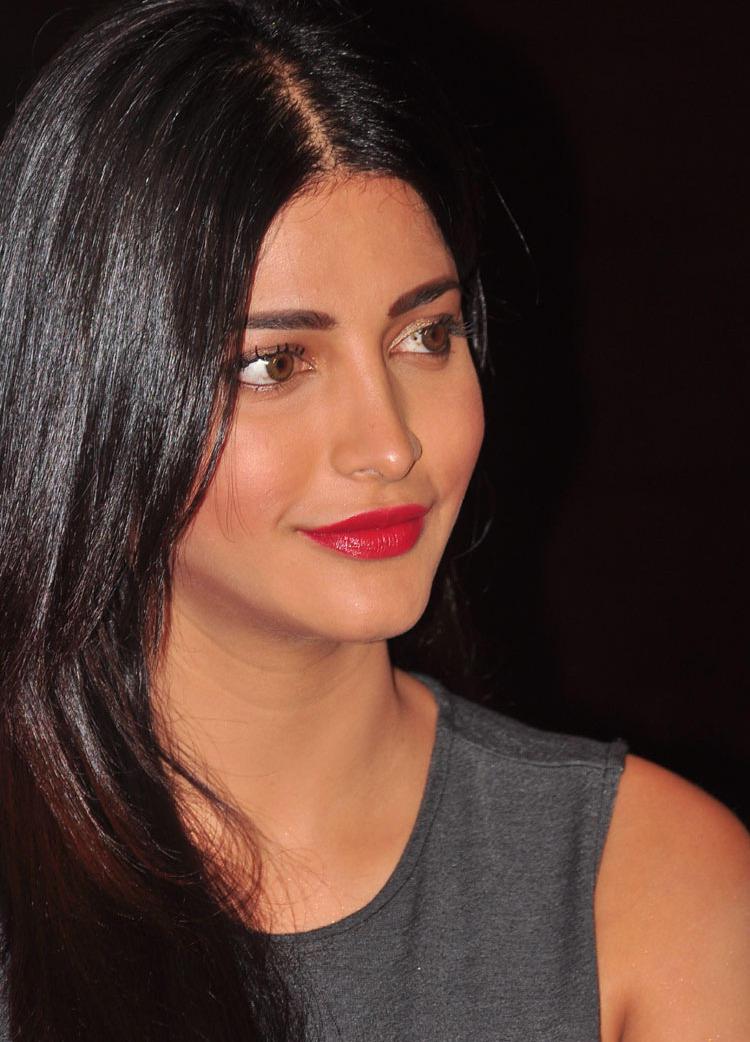 [Unseen Pics] Shurthi Hassan Latest Spicy Stills - Wiral Beauties