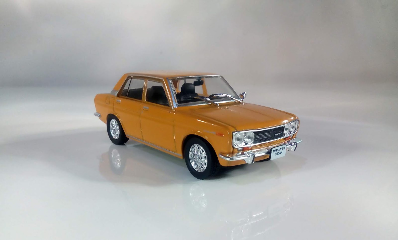 Auto GALERIA 1:18 Eddie: Datsun 510 Sedan (1971) --> 1/43