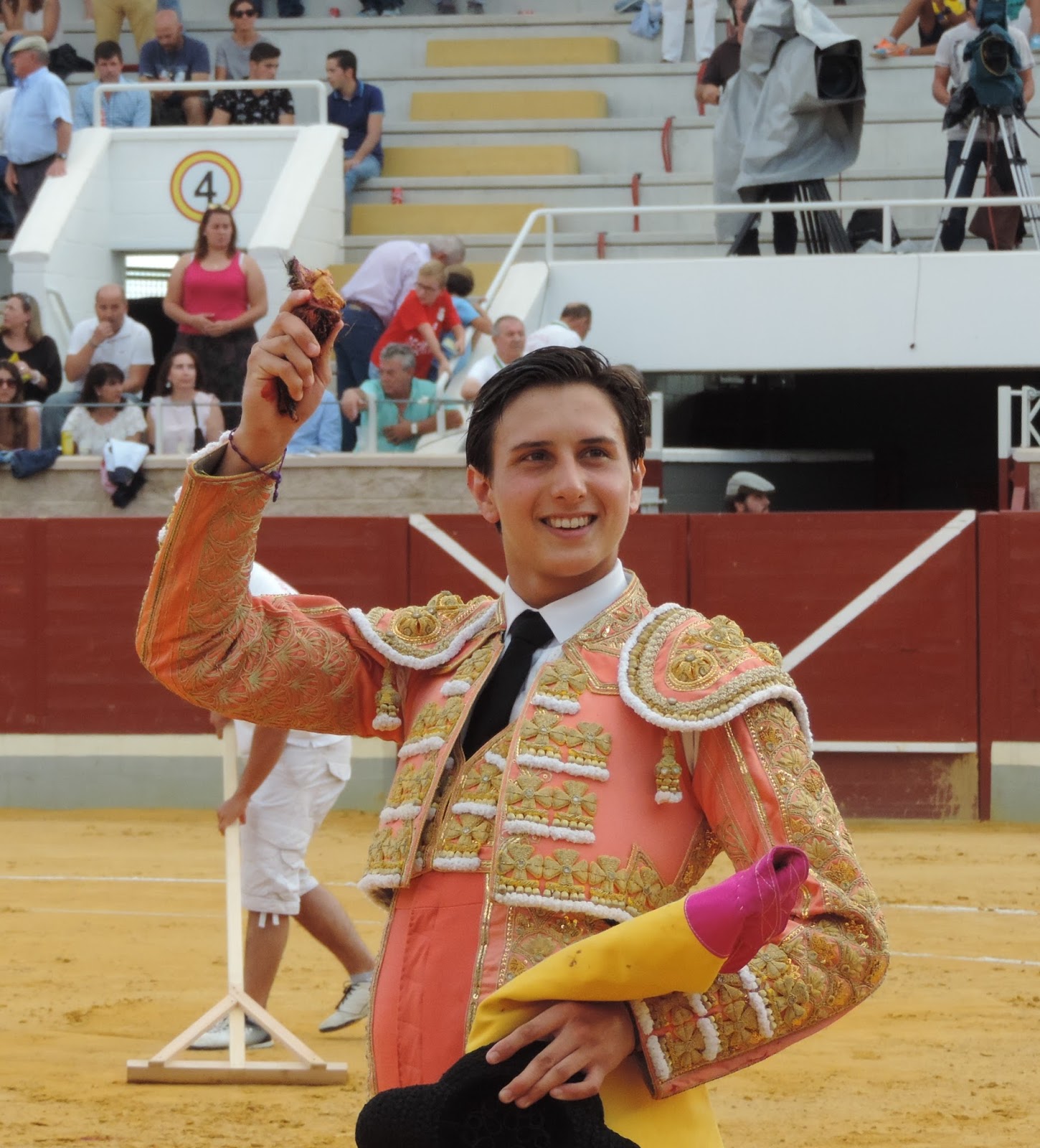 Lascosasdeltoro: Roca Rey cornada en Villaseca de la Sagra.