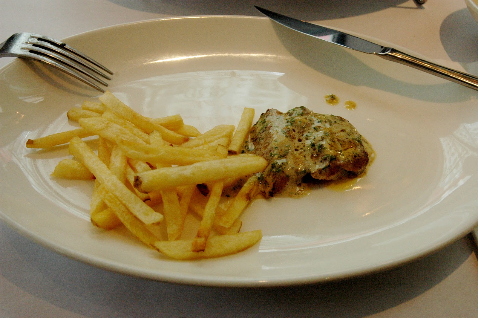 DUDE FOR FOOD: L'Entrecote: Great Steak, Awesome Sauce