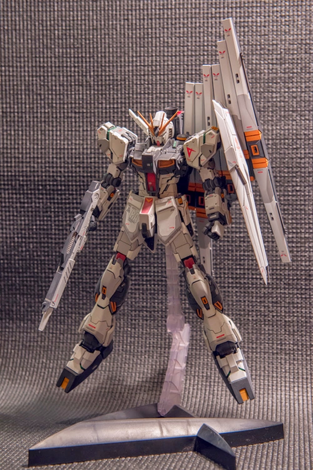 Gundam Family: MG 1/100 RX-93 nu Gundam Ver.Ka Custom Build