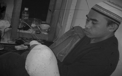 Cara Menarik Perhatian Cowok Alim Yang Kamu Sukai