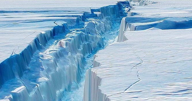 Huge 100-mile crack appears on one of Antarctica's largest ice shelves ...