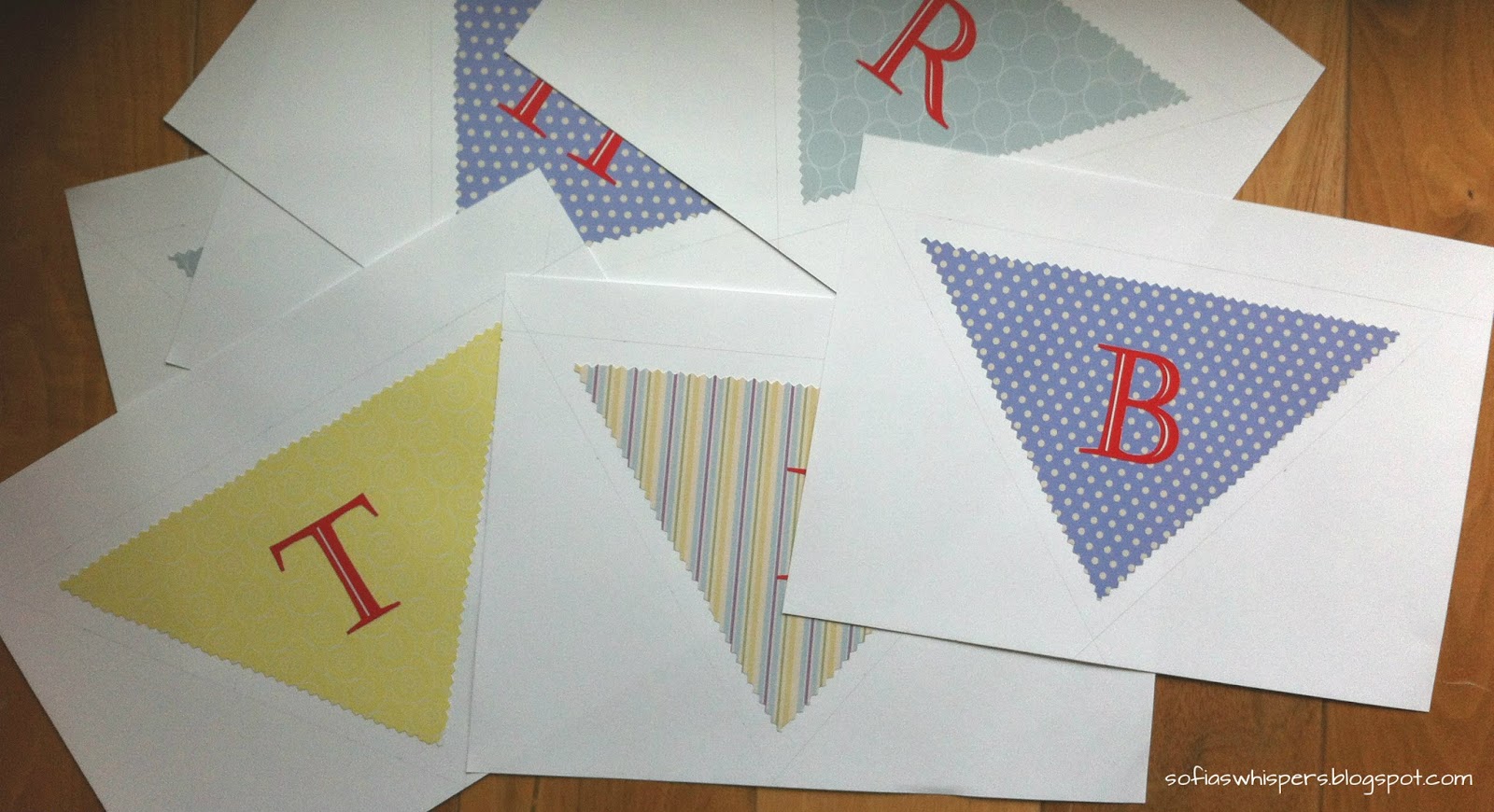 Sofia's Whispers: Como fazer uma bandeirola - How to make a bunting flag