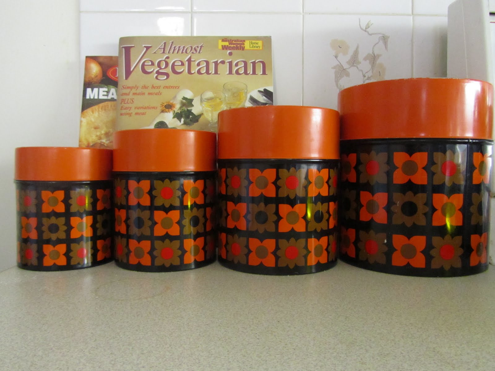 Vixen Von Vintage: Vintage Tins