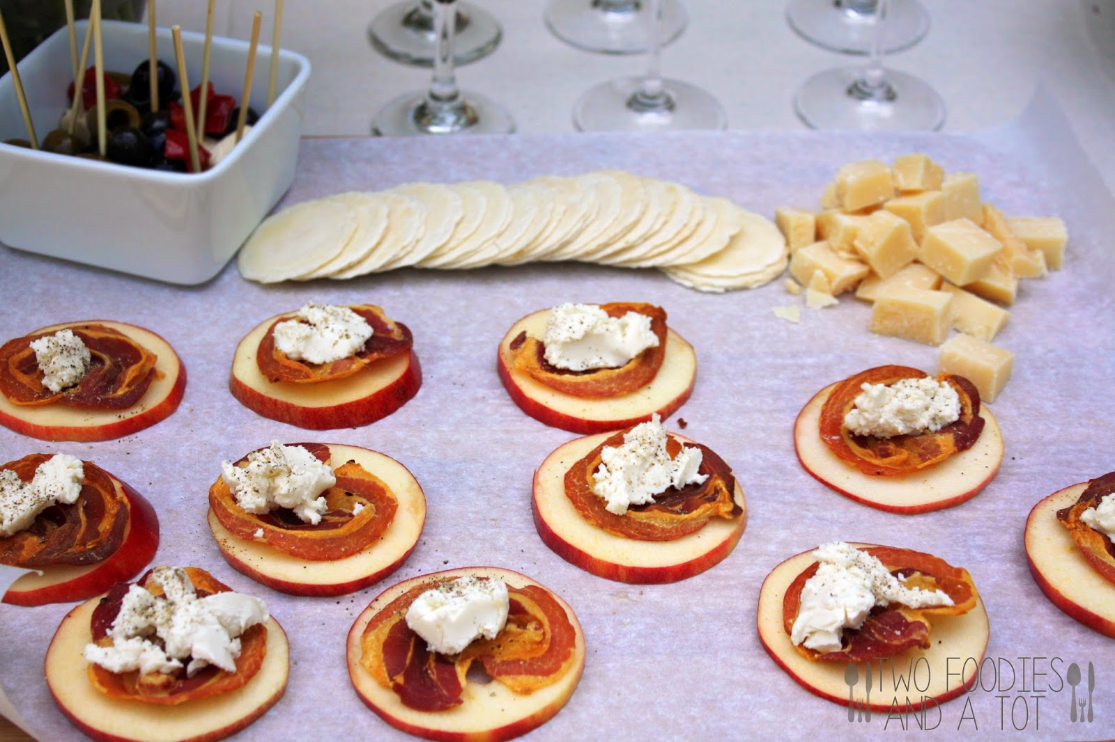 Two foodies and a tot: Apple pancetta crisps with goat cheese & honey