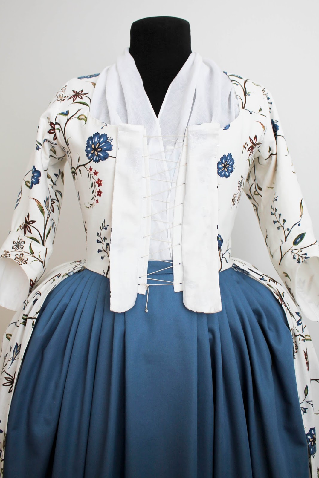 Rococo Atelier: Williamsburg print gown (aka yet another floral print ...