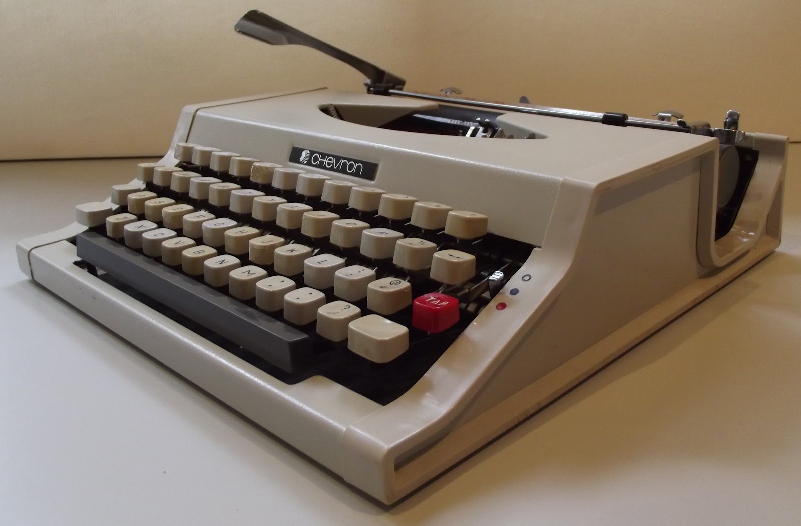 oz.Typewriter: A Foreign Affair: The Chevron ‘Traveller’ Portable ...