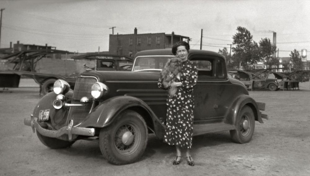 50 Fascinating Vintage Photos of People Posing With Their Family Cars ...