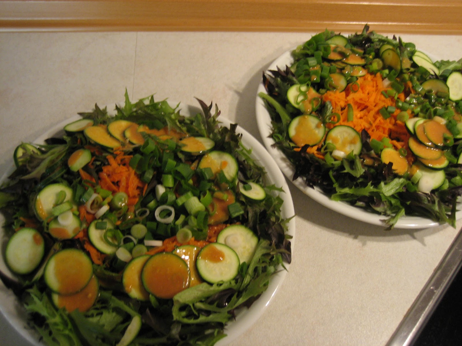 vegetarisch.alltagstauglich.gut: Salatteller mit Tomaten-Talern