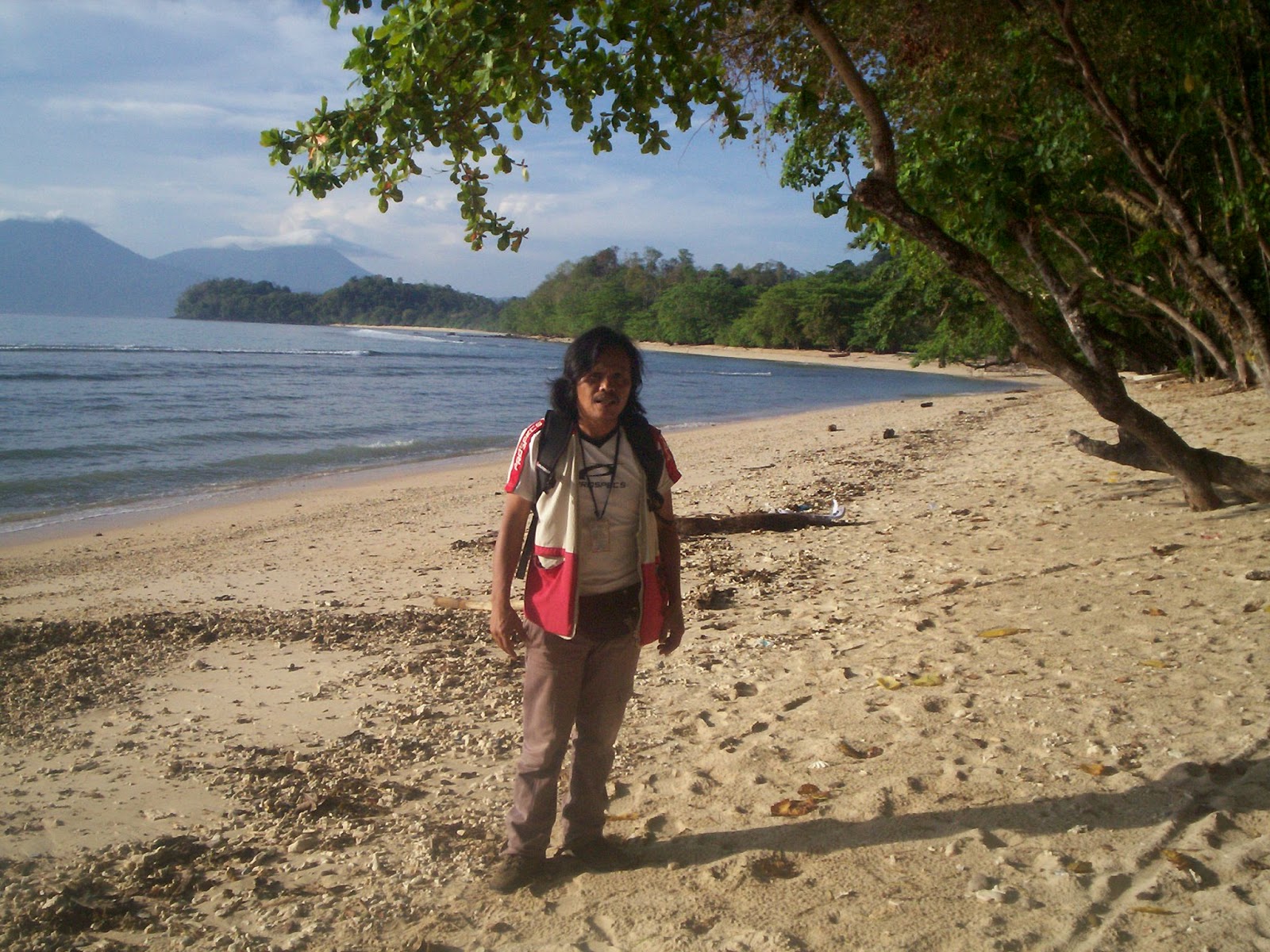 pulisan beach holiday tour: lovely pulisan coastal beach norhsulawesi