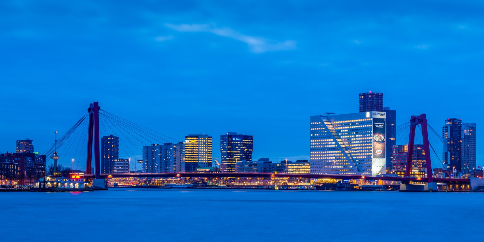 FotoBlog van Rob IJsselstein: Skyline van Rotterdam bij avond