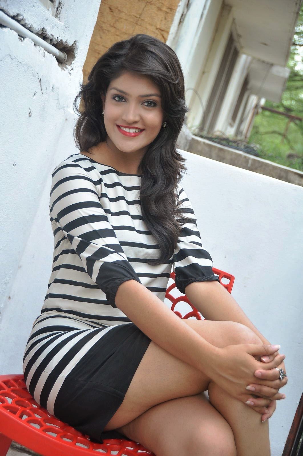 Milky Hot Thighs And Legs Of Indian Celebs Actress Krupali Hot Upskirt Showing Massive Thighs