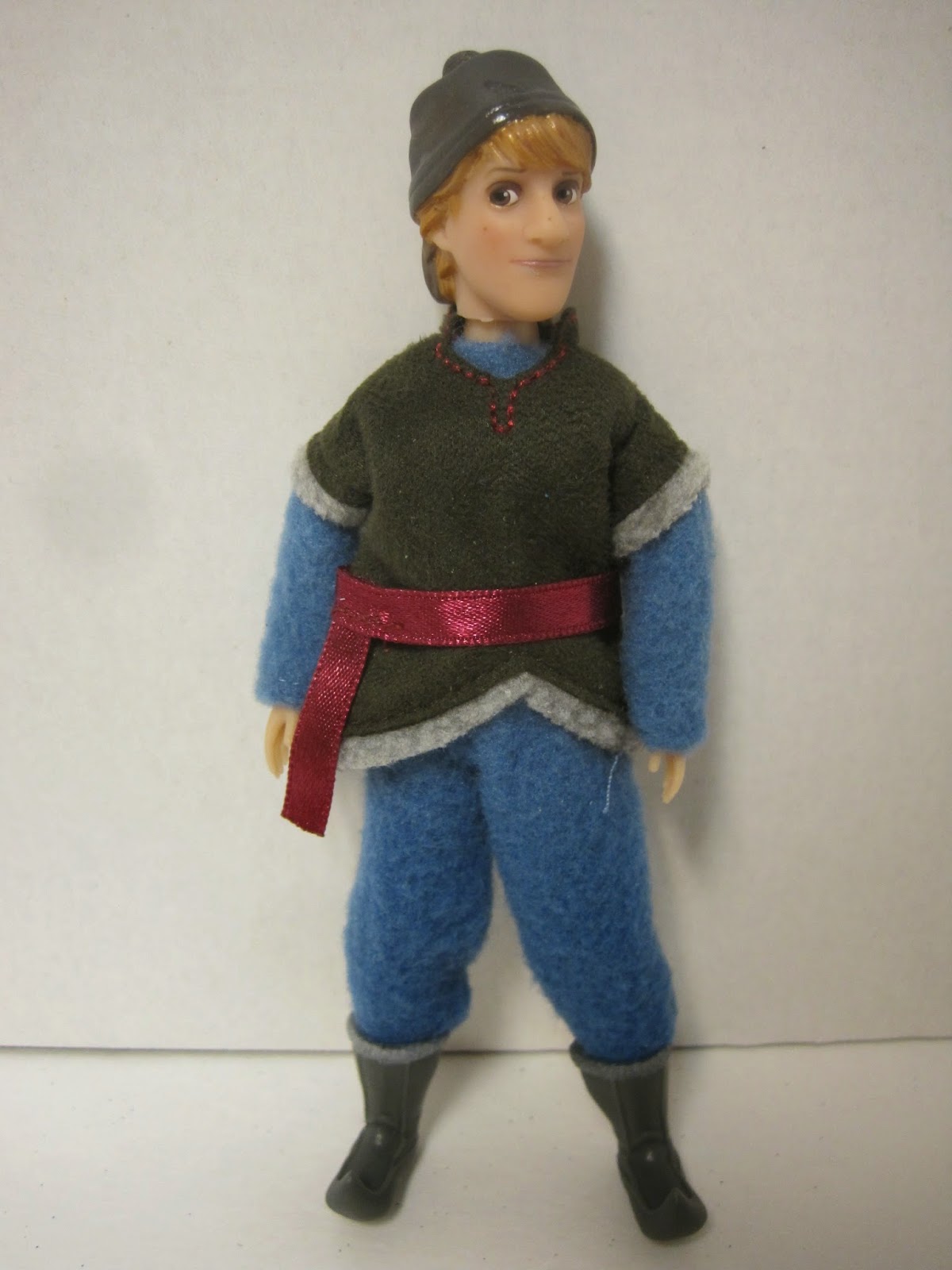 Never Grow Up: A Mom's Guide to Dolls and More: Frozen Mini Doll Set Review