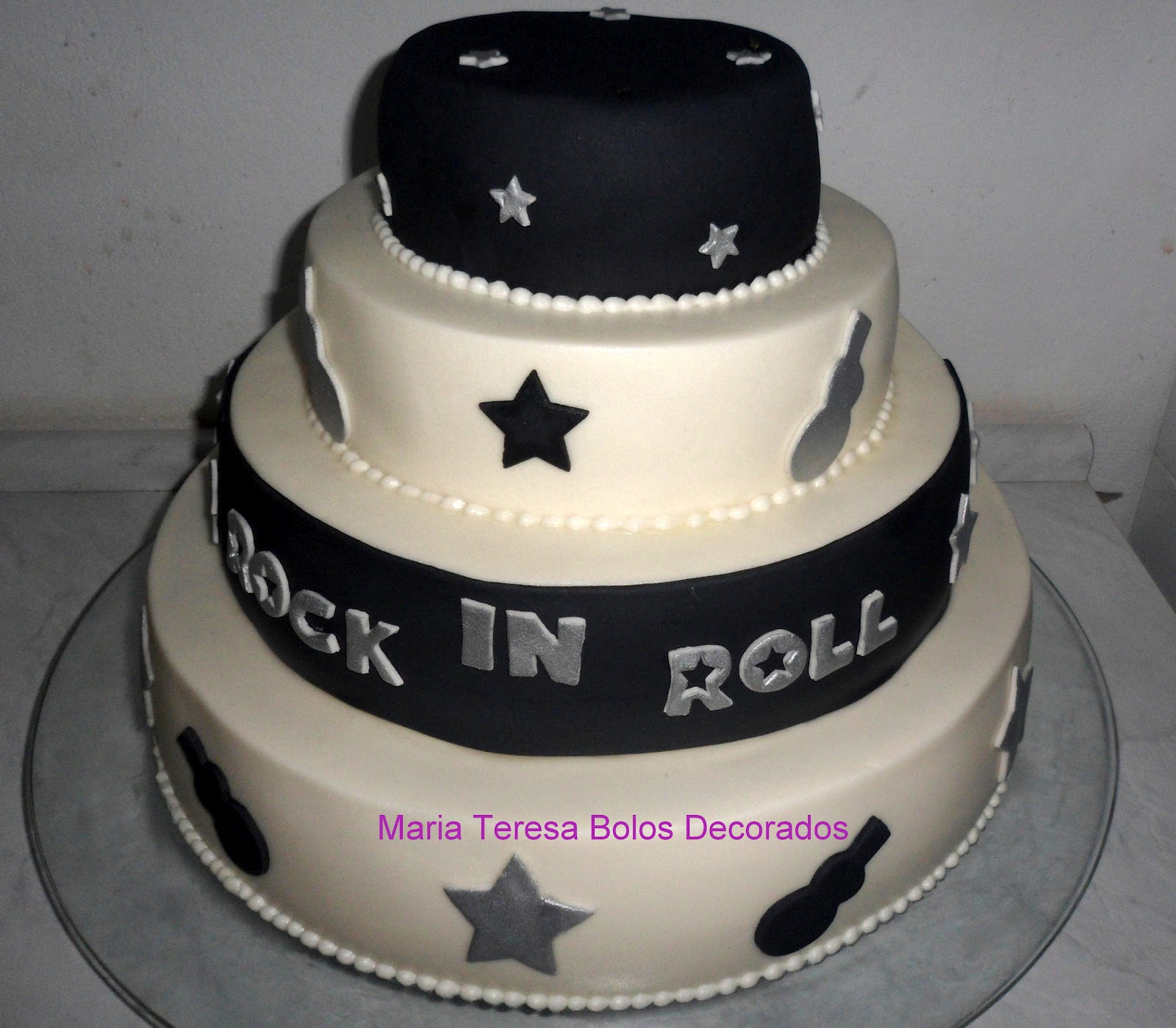 Maria Teresa Bolos Decorados: Bolo menino Rock in Roll