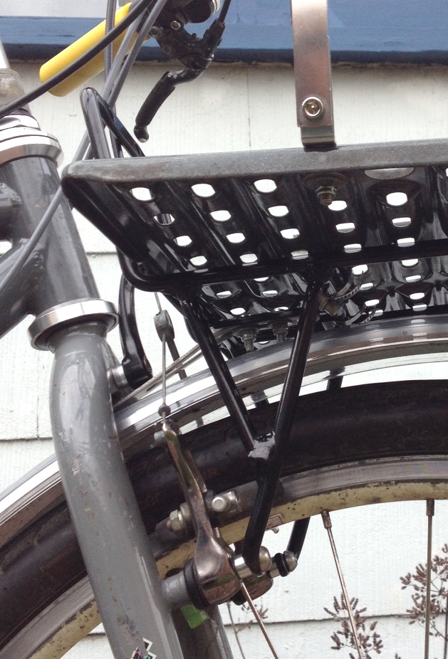 bikelovejones: Cheapskate hack: Porteur rack