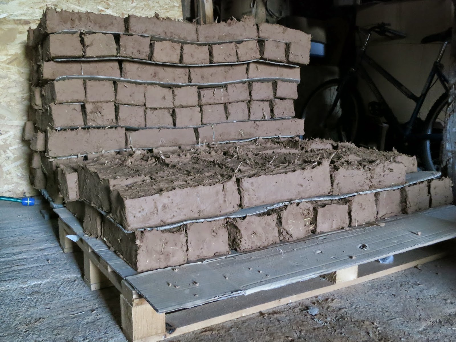 _ El Talon Sierte : Adobes de barro y paja hechos a mano (Cantalejo)