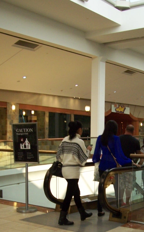 Mall Window Displays + Street Style @ the Mall - Run With Fashion