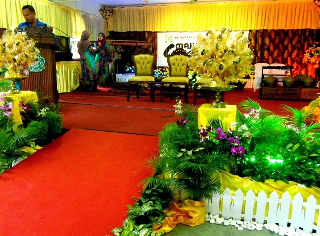 MPV LANDSKAP DAN NURSERI: MENGHIAS PENTAS MAJLIS GRADUASI 2013