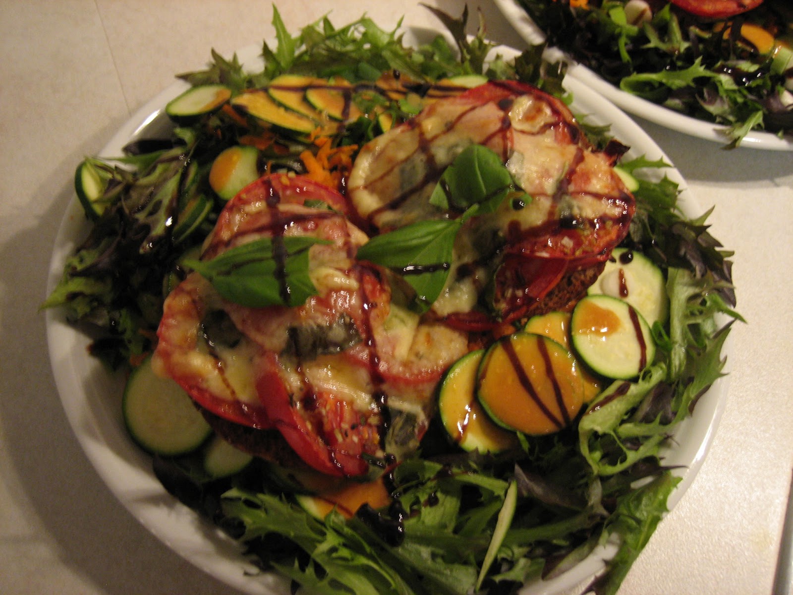 vegetarisch.alltagstauglich.gut: Salatteller mit Tomaten-Talern