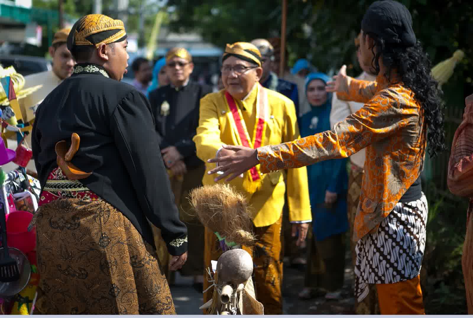 Begalan tradisi dari Banyumasan yang mirip dengan budaya Palang Pintu ...