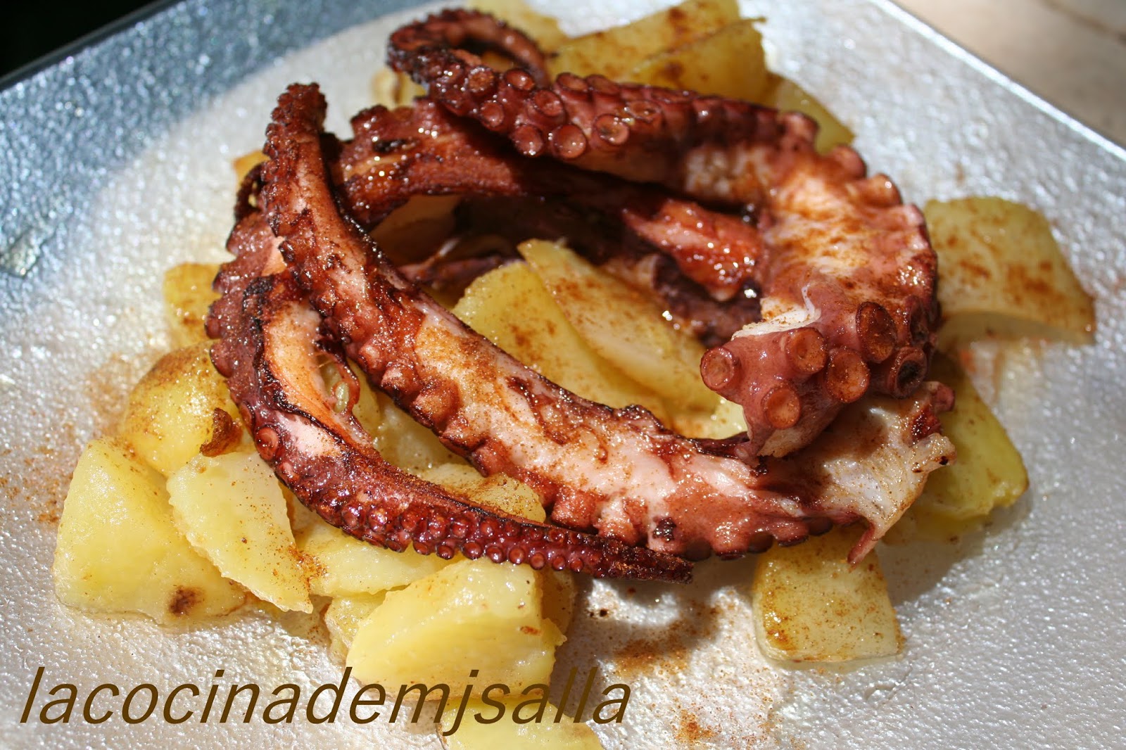 PULPO COCIDO AL ESTILO GALLEGO.
