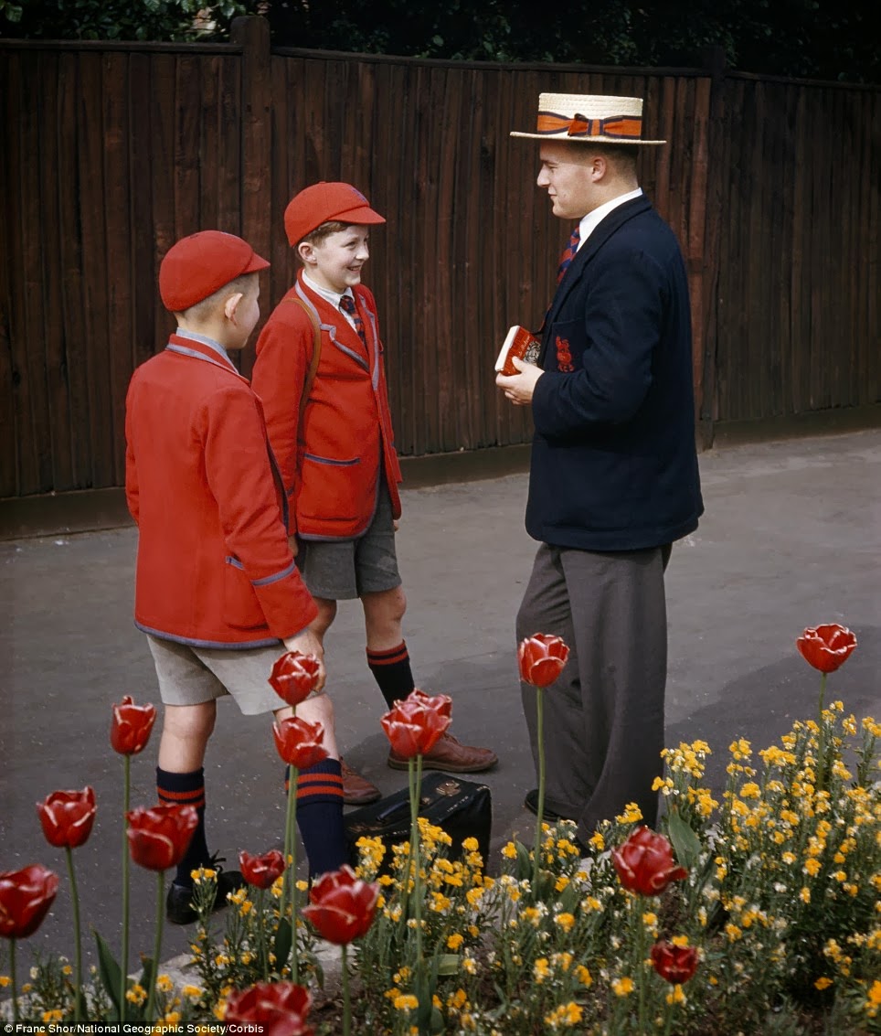 26 Enchanting Color Photographs That Show What Life Was Like in Britain ...