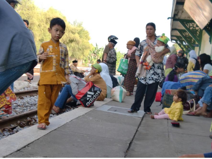 Menunggu Kedatangan Kereta Api | Orang-orang Di Jalan
