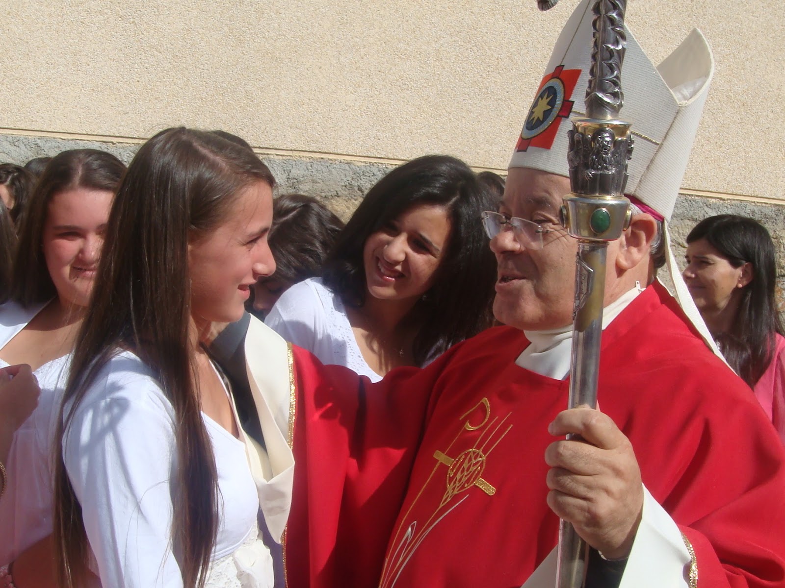TRAVANCAS DA RAIA: Bispo crisma jovens da raia