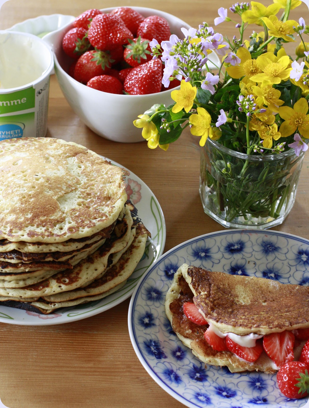 Svele med jordbær og rømme – Grys kjøkkenskriverier