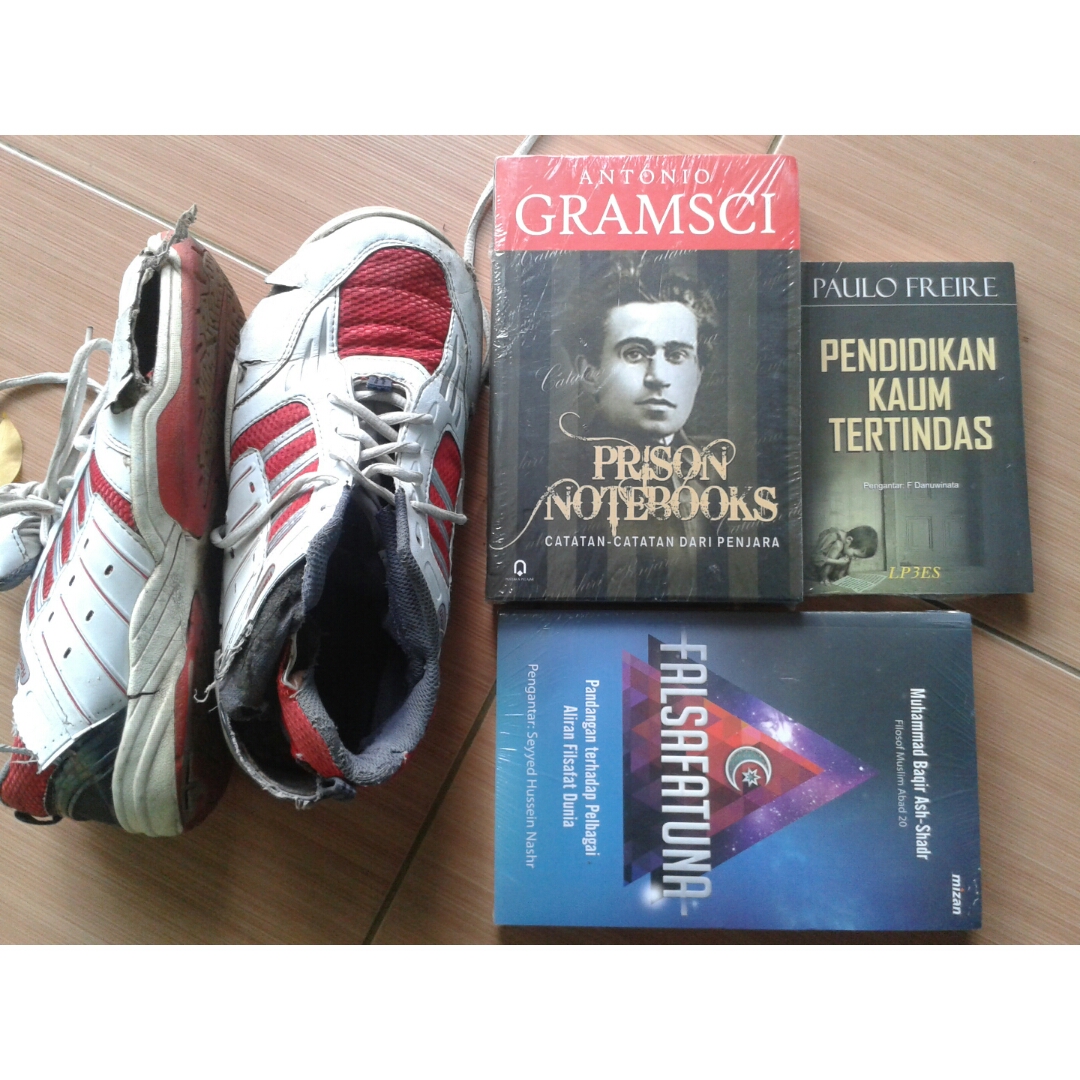 Antara Sepatu dan Buku ~ AR Foundation Blog