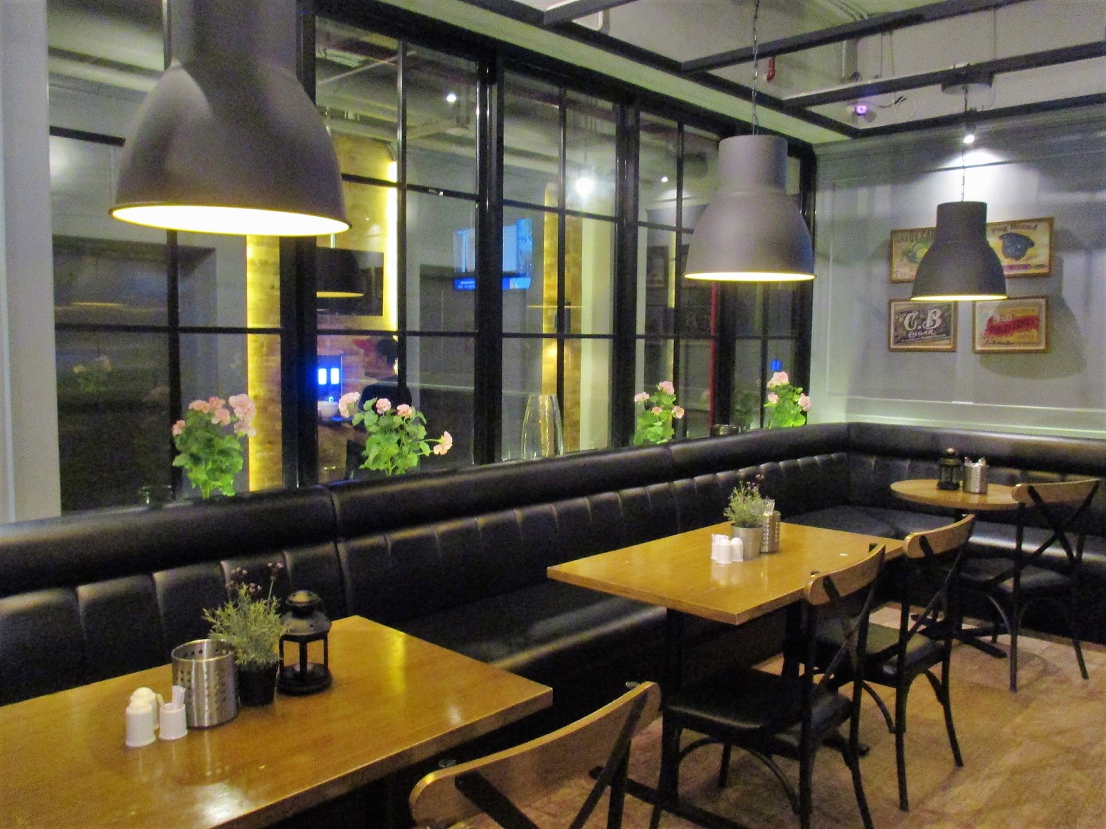 Maple Hotel & Warung Big Buddy yang Super Cozy di Grogol