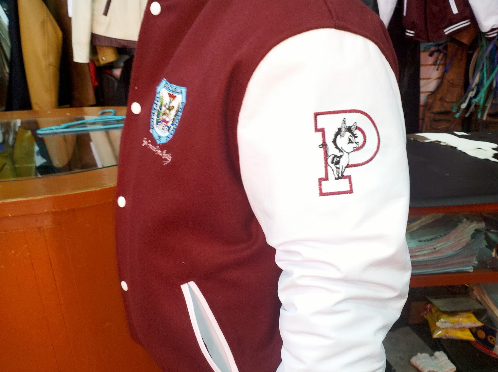 EL PASO DEL BURRO: CHAMARRAS Y PLAYERAS IPN