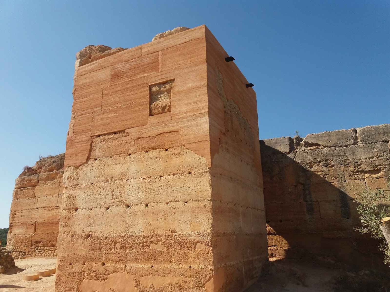 Castelo de Paderne: Torre albarrã do Castelo de Paderne restaurada com ...