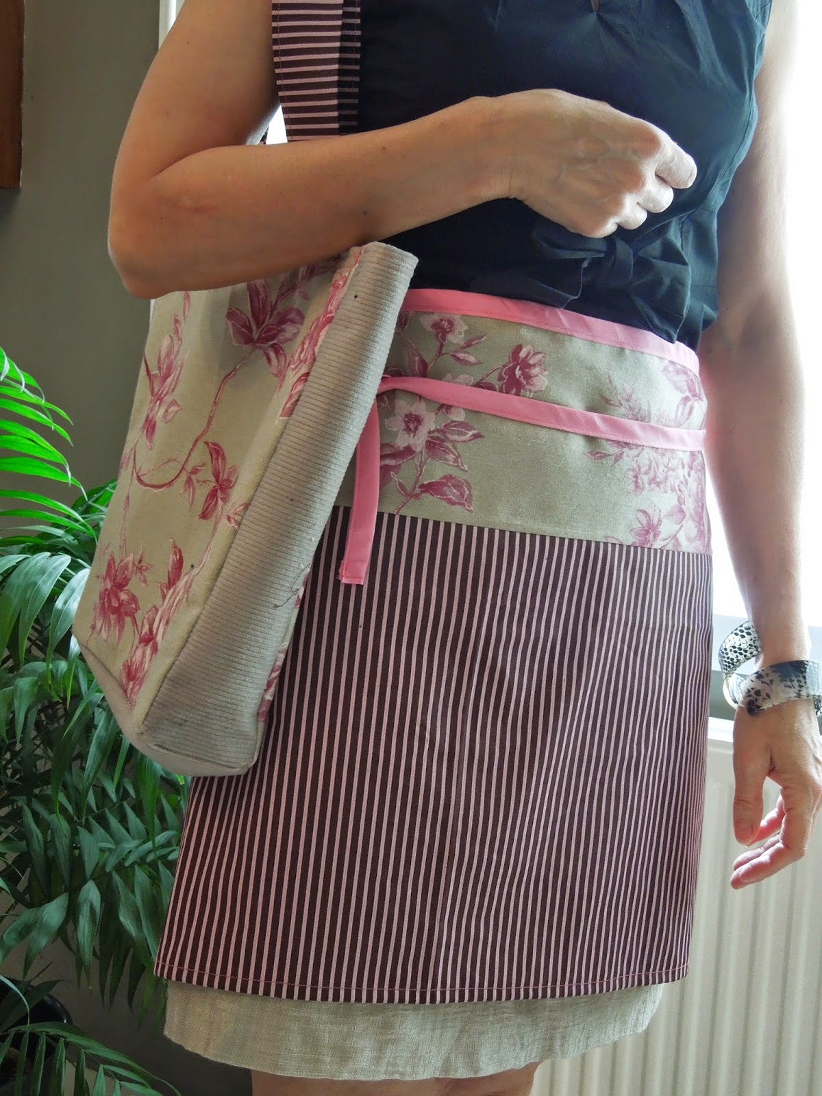 Les Toiles Roses: Tablier chic motifs roses anciennes