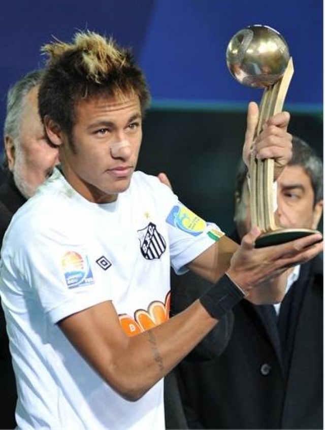 Neymar And His Trophy | Okay Wallpaper