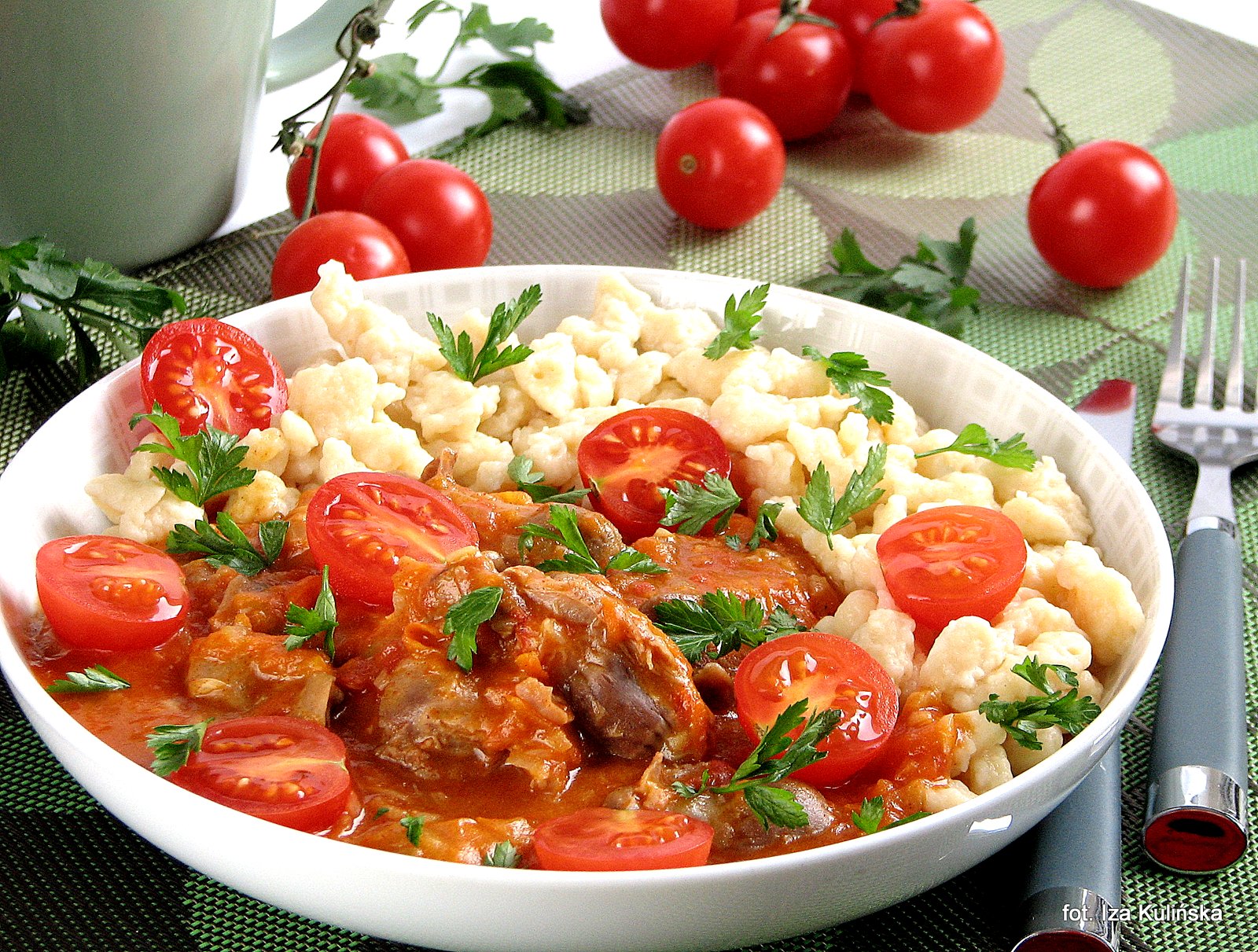 Gulasz z żołądków drobiowych, z pomidorami i papryką | Smaczna Pyza