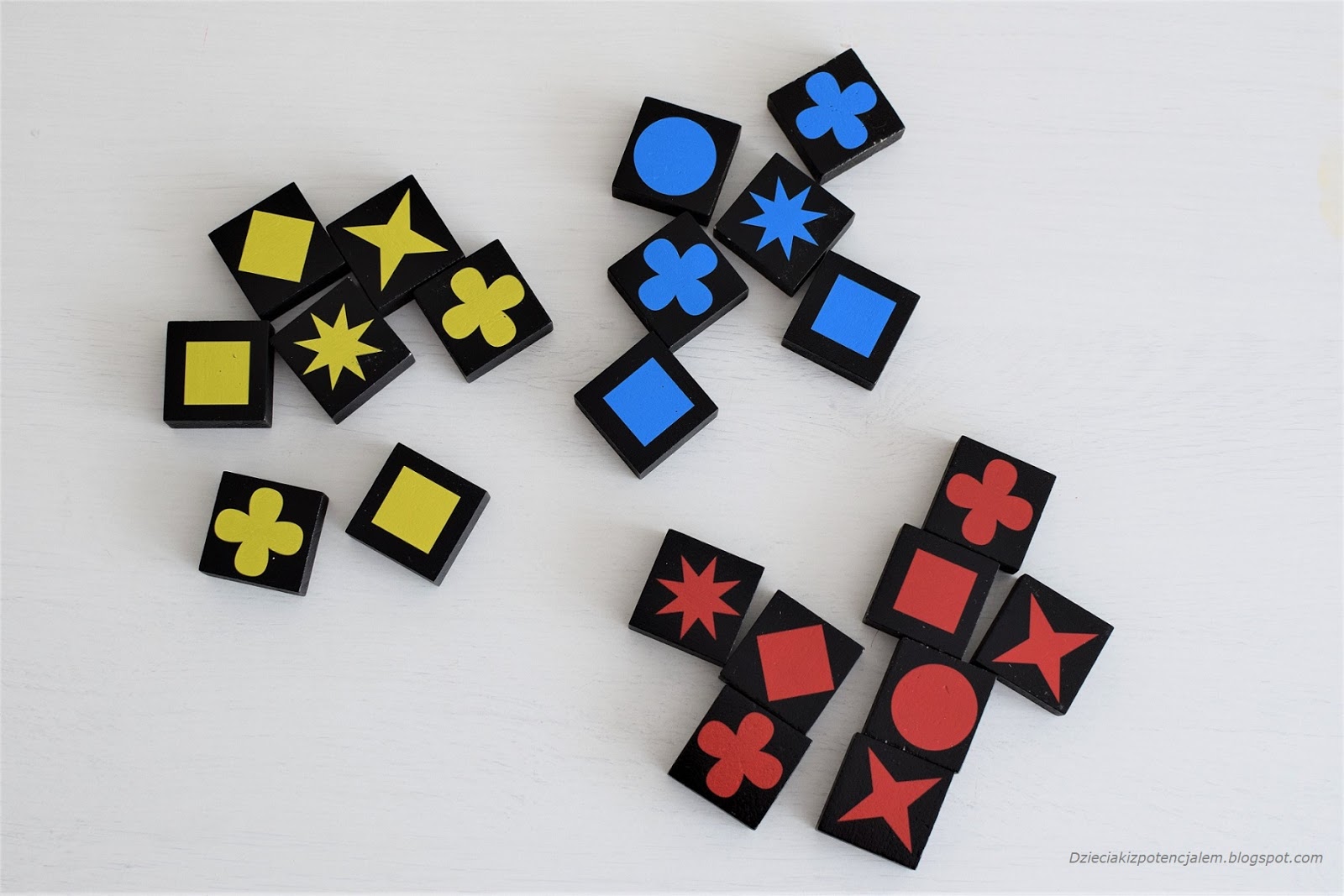 Qwirkle jak wykorzystać do gier i zabaw z młodszymi dziećmi