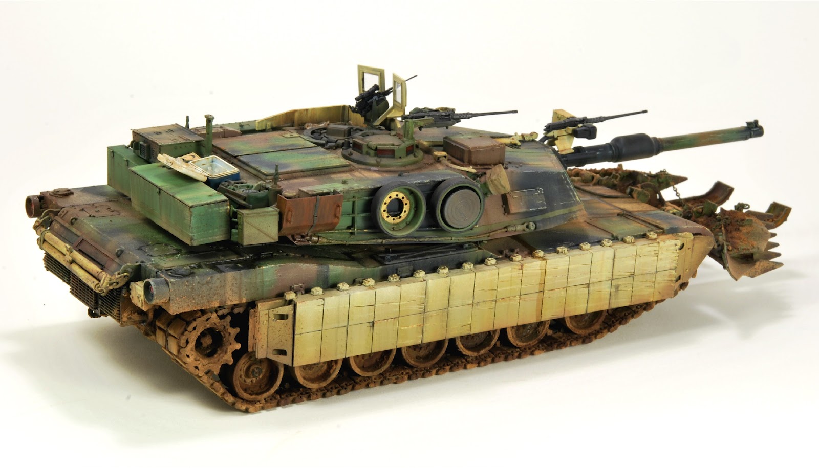 M1A1 Abrams 1/35 Scale Model | Model tanks, Scale models, Tanks military