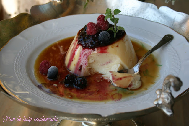 FLAN DE LECHE CONDENSADA CON SALSA DE FRUTOS ROJOS | El Ágora de Ángeles