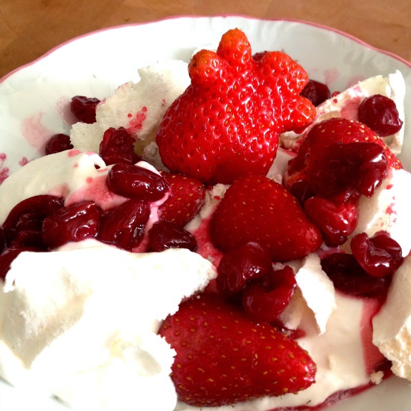 La cuisine & Claudine: Vacherin aux fraises et compote de fruits rouges