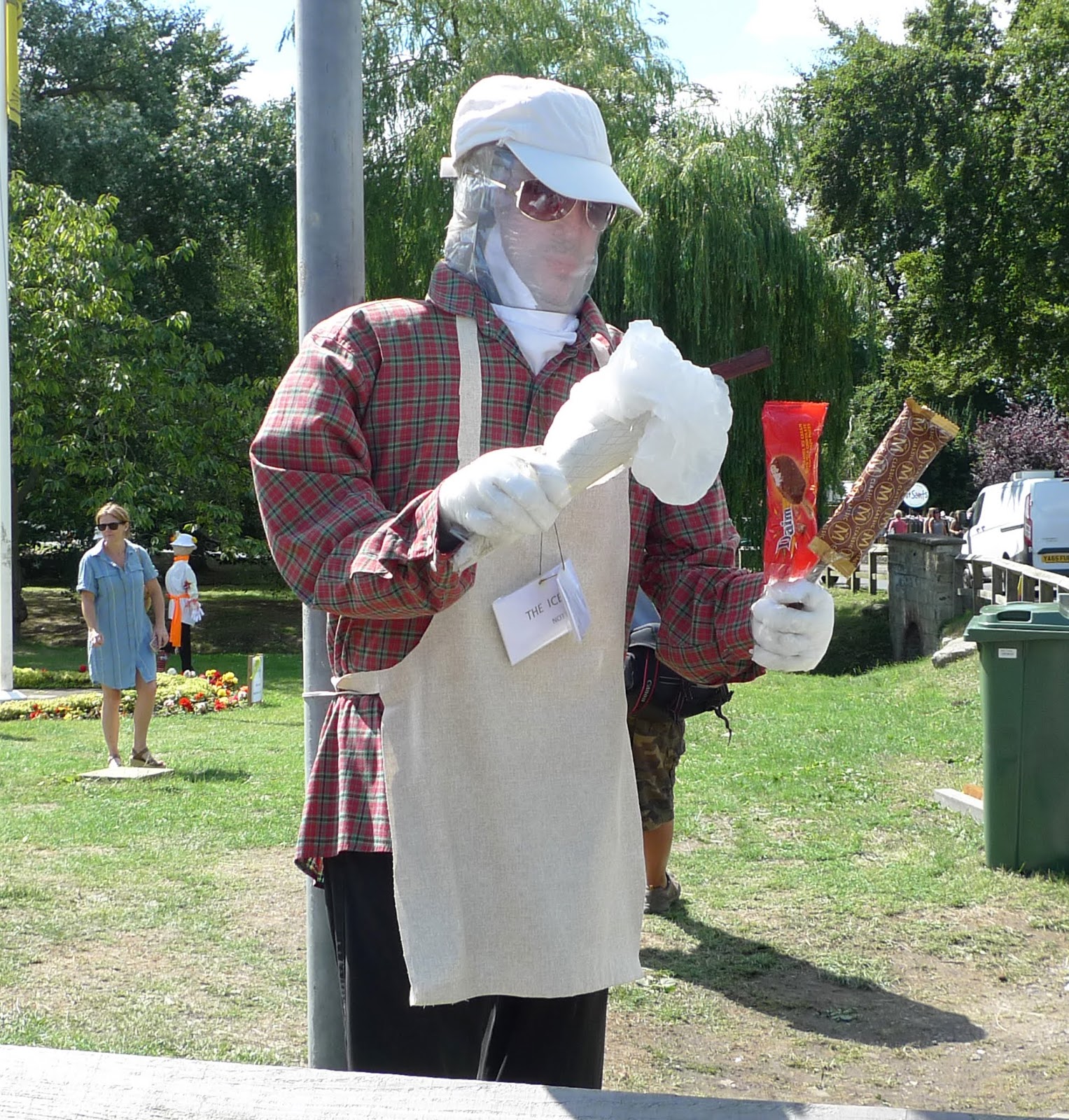 Simon and Karen Spavin: Muston Scarecrow Festival