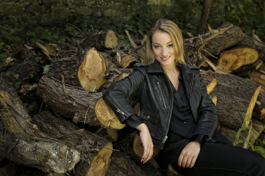 Maya Booth solteira e boa em sessão fotográfica - Boas.pt ...