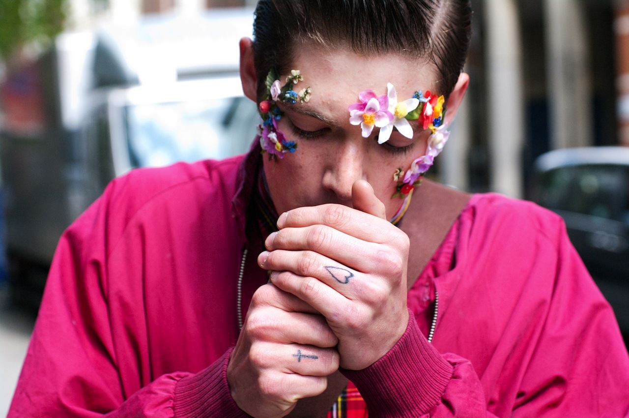 ROS.E.: Men smoking street style